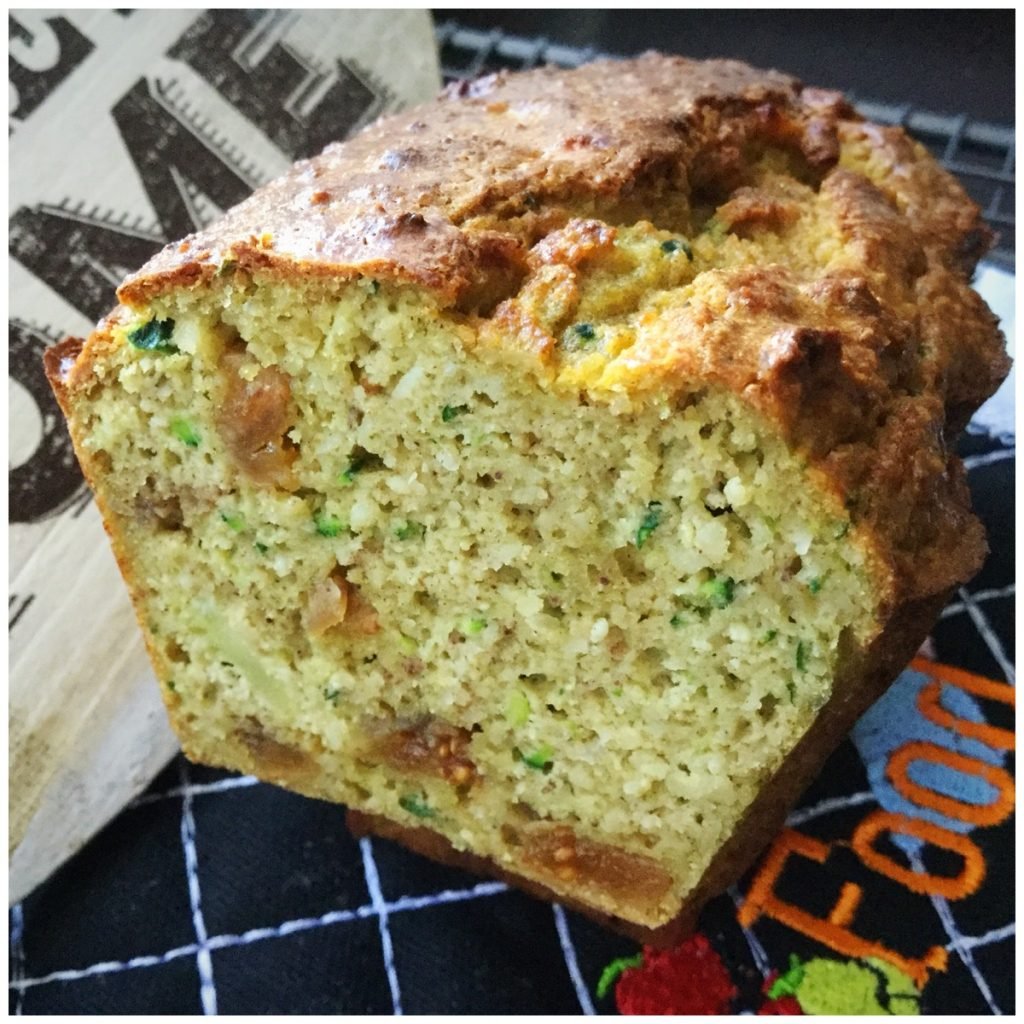 Chec cu dovlecei si smochine (zucchini bread)